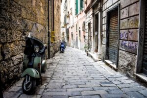 Alla Scoperta dei Caruggi di Genova: Storia, Curiosità e Itinerari ...